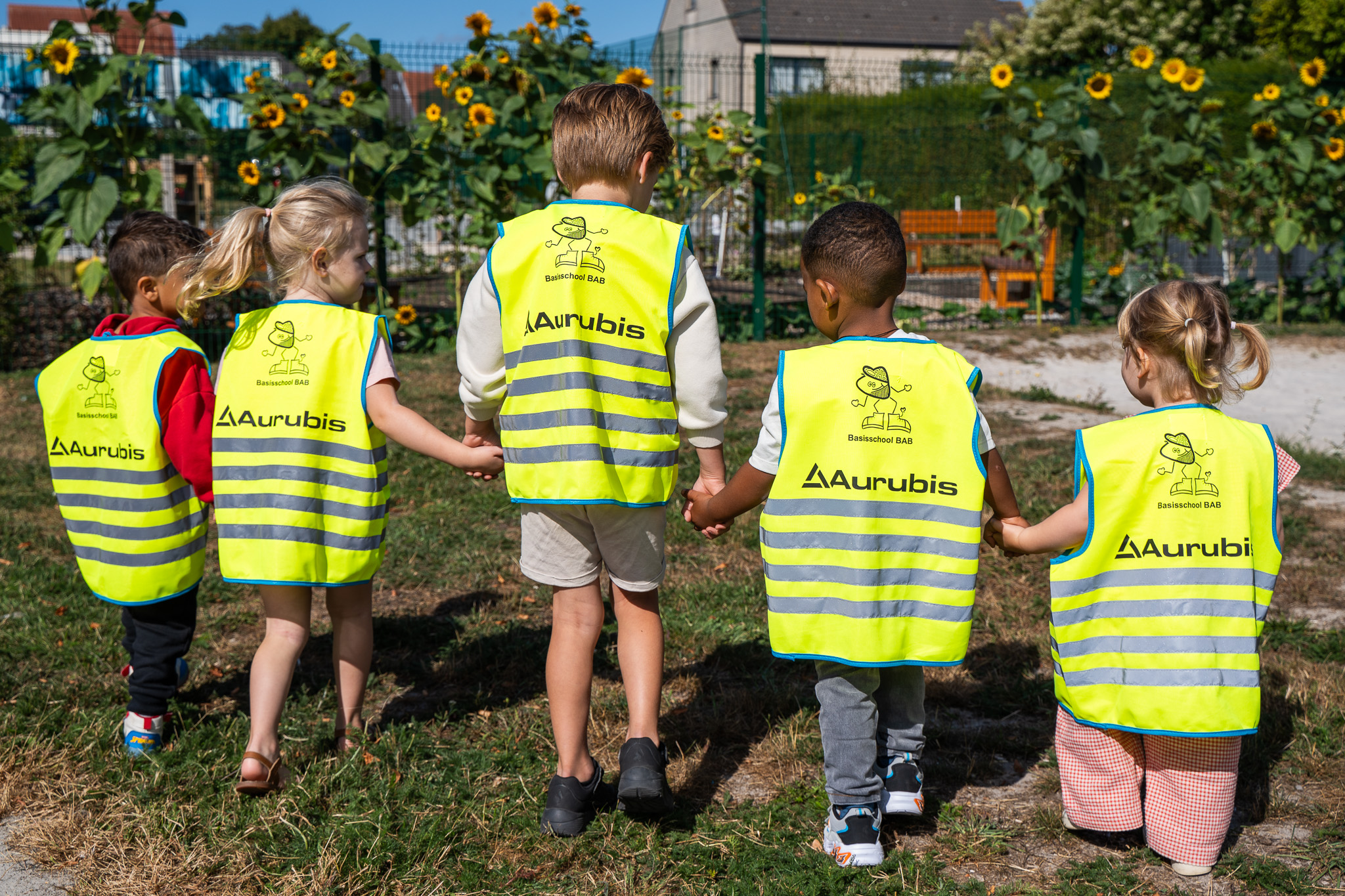 Aurubis schenkt fluohesje aan alle kleuters en lagere schoolkinderen in Beerse